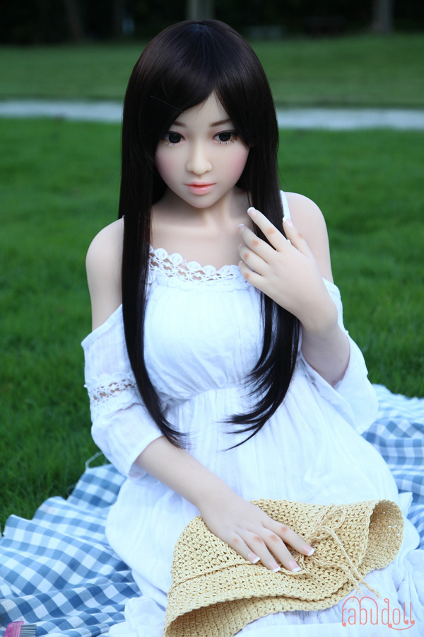 アイドルっぽい童顔ラブドール美乳も透き通るような肌リアルドール